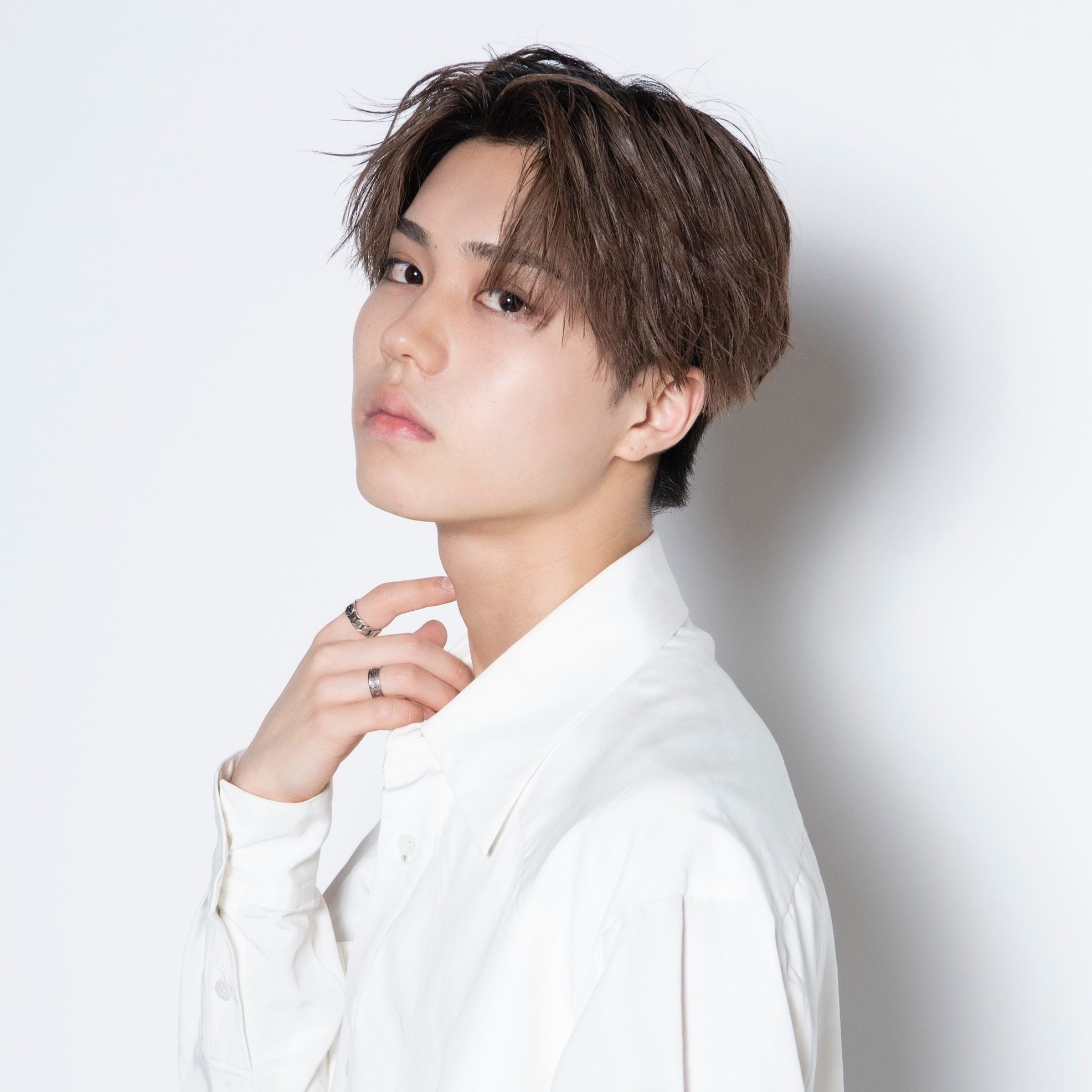 舞台「ヒプノシスマイク」で注目を浴び、新世代シンガーソングライターとして活動する“iyo”のファーストデビューシングル「Feel Like」が ...